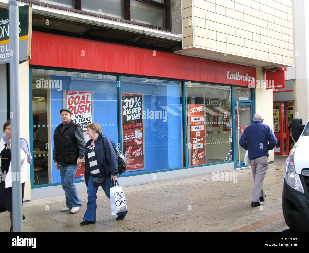 Ladbrokes shops uk hi-res stock photography and images - Alamy