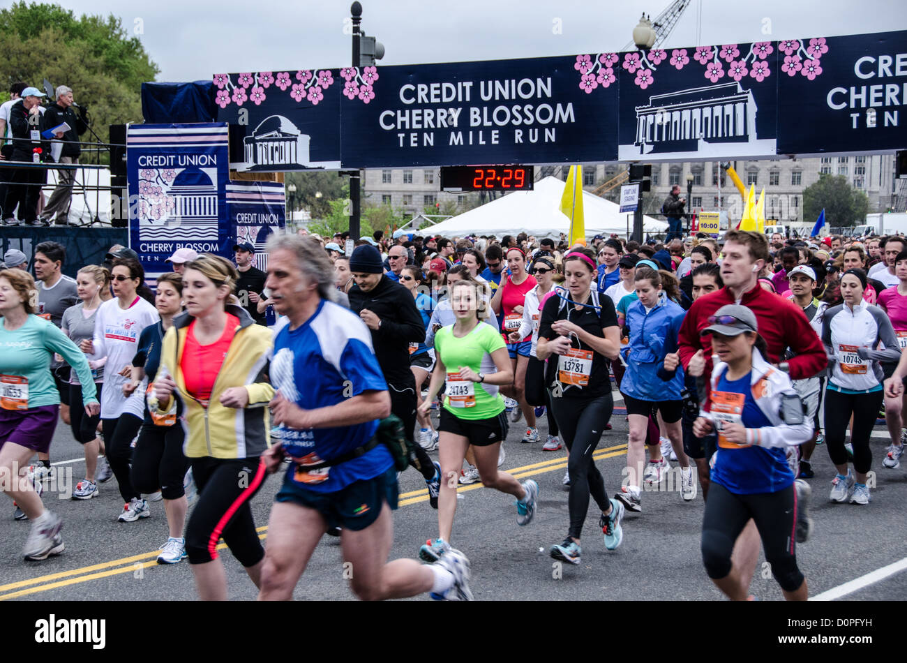 WASHINGTON DC — Runners gather at the starting line of the annual ...
