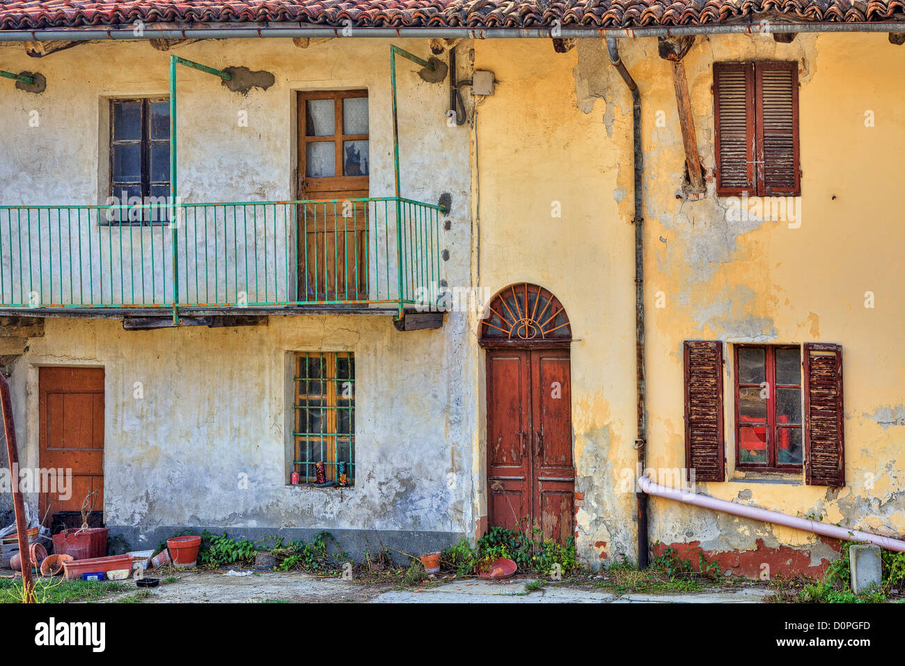 Old peeling italy hi-res stock photography and images - Alamy