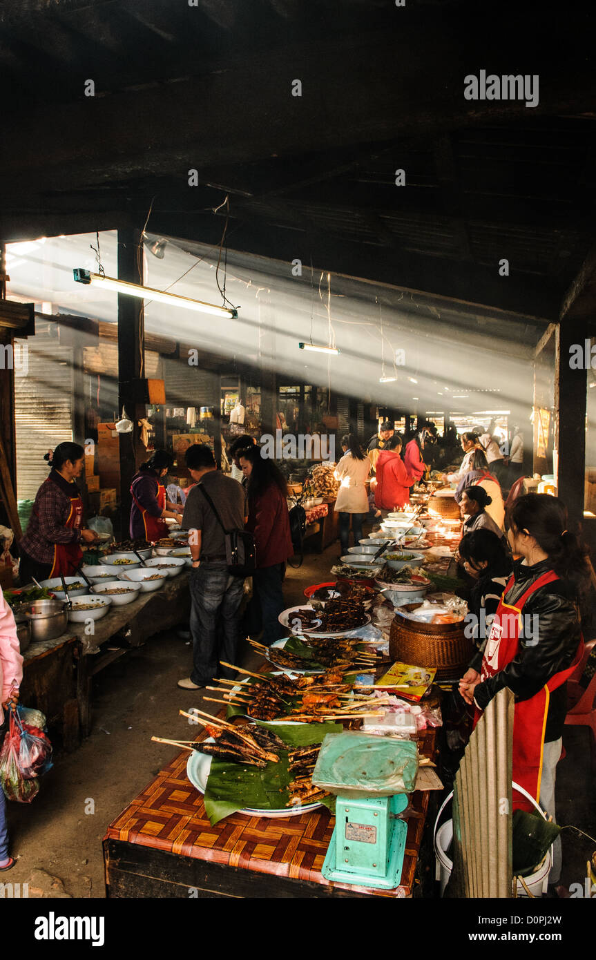 PHONSAVAN, Laos — PHONSAVAN, Laos - Vendors at the large undercover ...