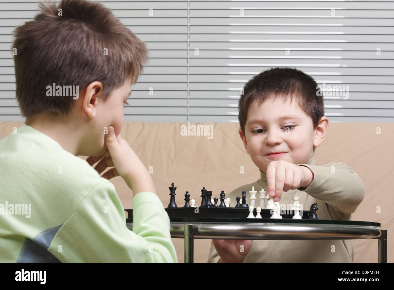 Kids playing chess Stock Photo - Alamy