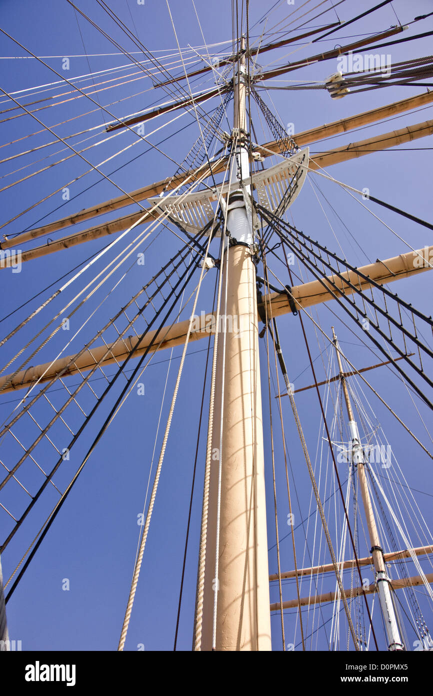 Modern masts hi-res stock photography and images - Alamy