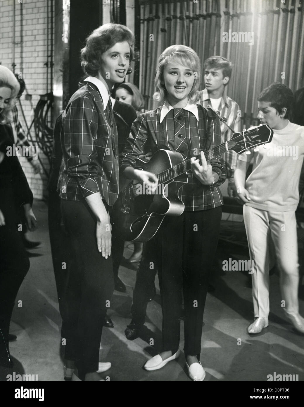 THE CARAVELLES UK pop duo on Ready, Steady,Go in 1963 with Andrea ...