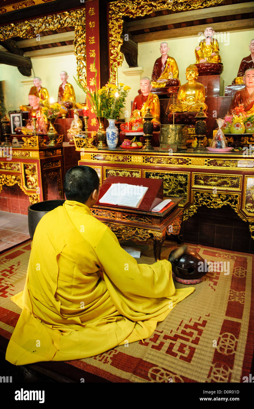 Vietnamese buddhist practice hi-res stock photography and images - Alamy