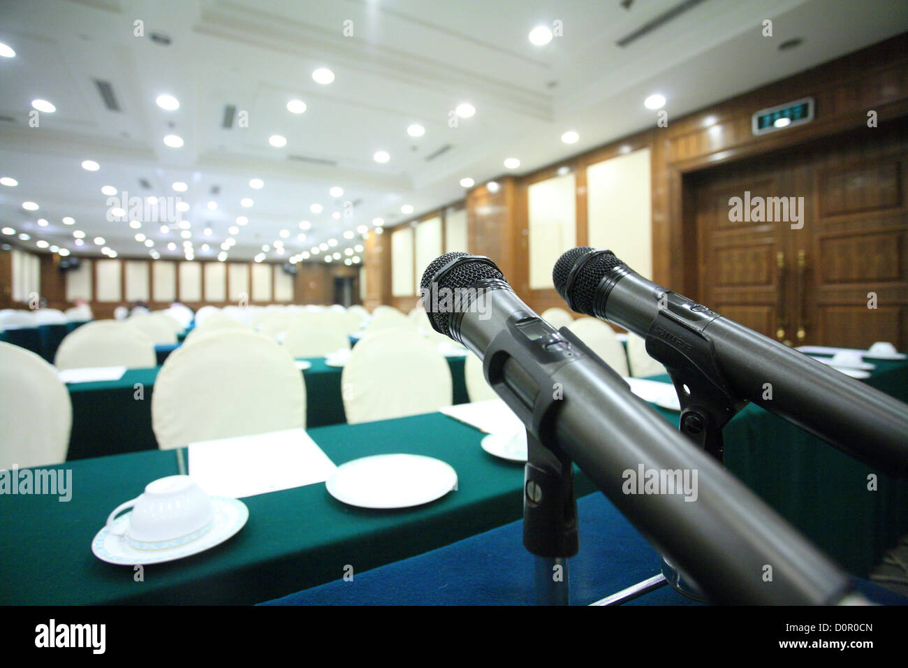 Meeting in a workshop hi-res stock photography and images - Alamy
