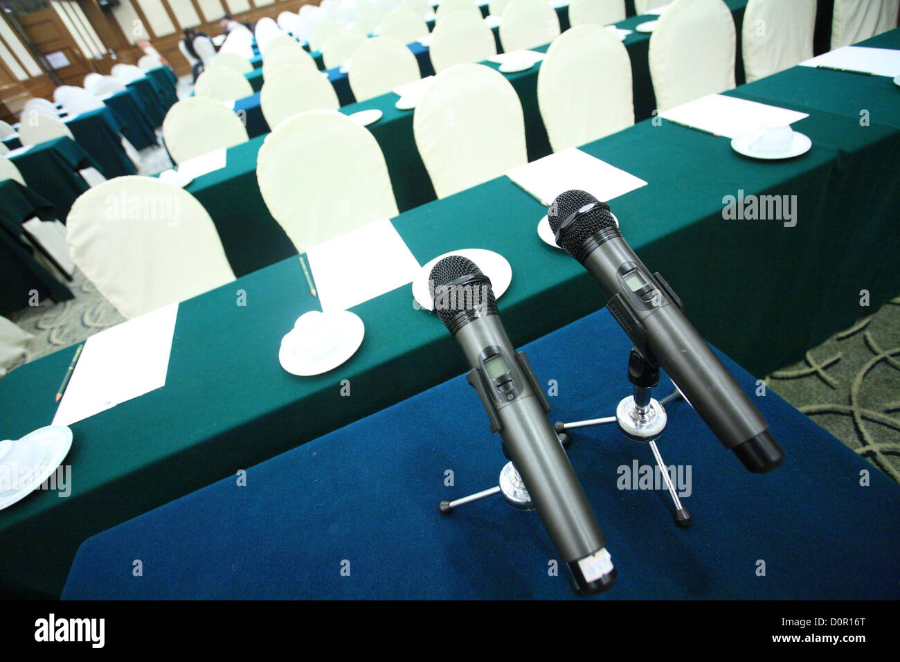 Meeting in a workshop hi-res stock photography and images - Alamy