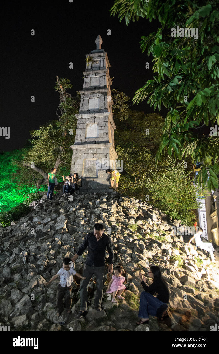 Cua Hang Cap Tui Hq Shrine Hoan Kiem Lake Hanoi Vietnam // HANOI ...
