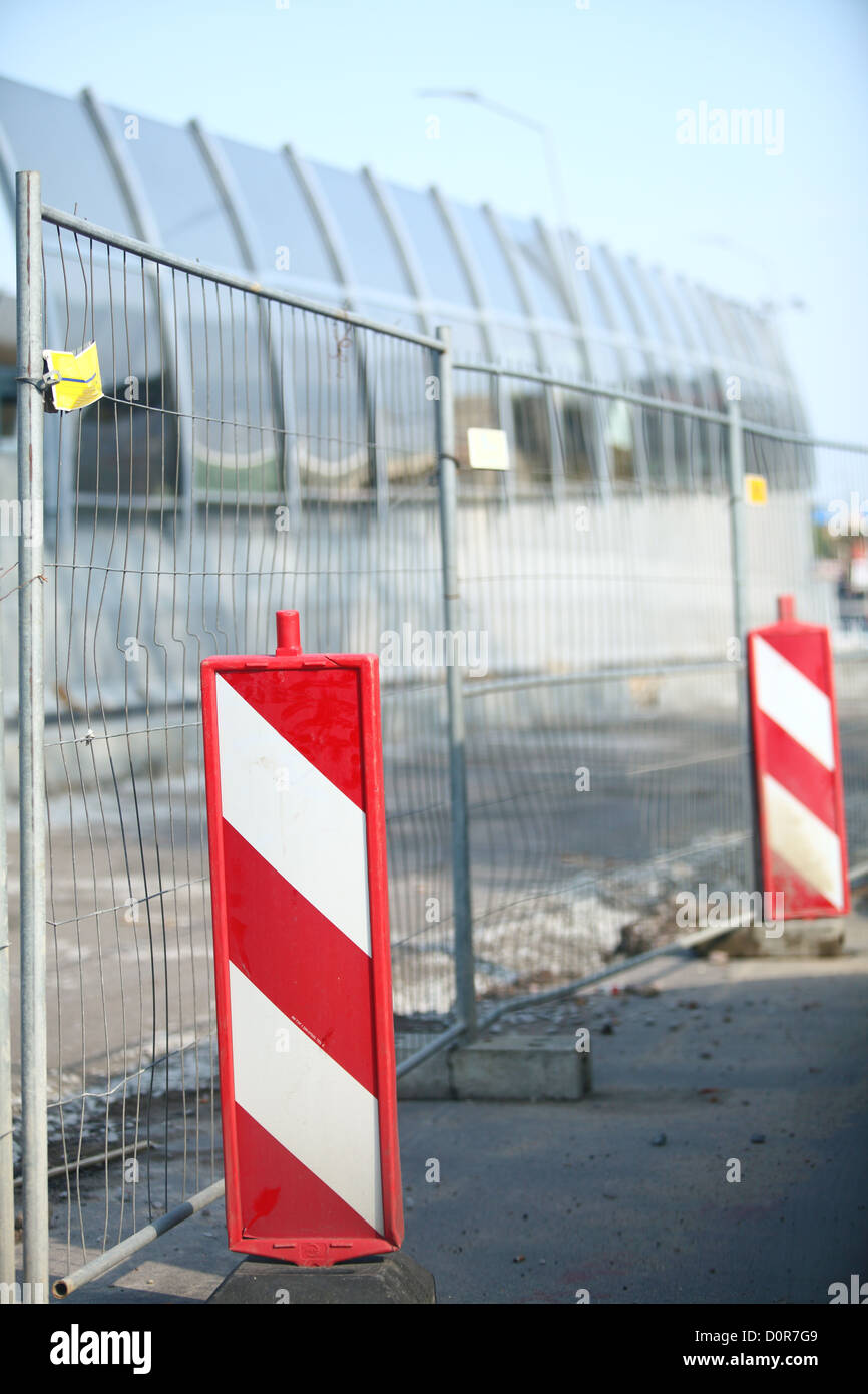 Traffic signs Road Closed warning sign © Voyagerix | Dreamstime.com ...