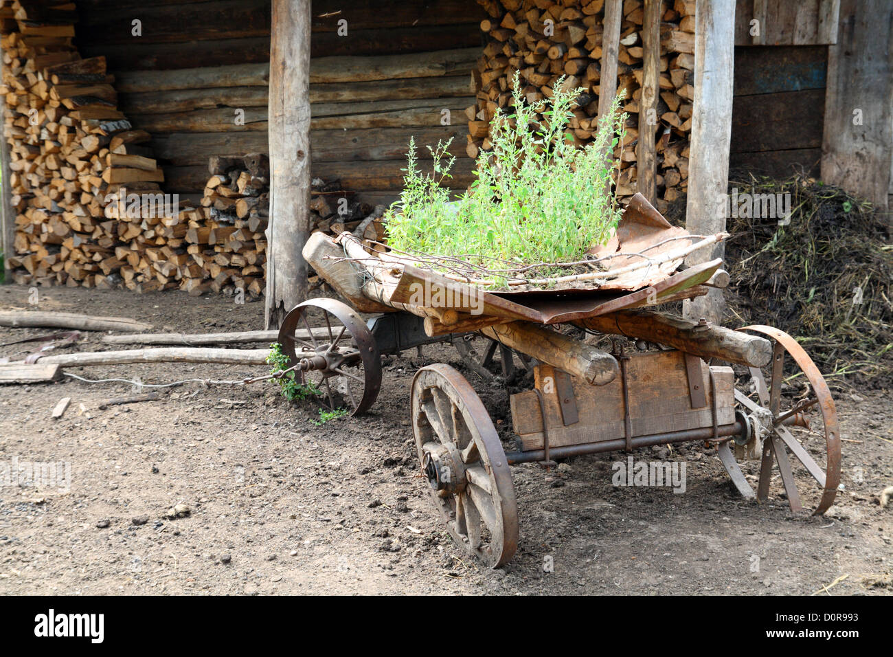old obsolete wagon Stock Photo - Alamy