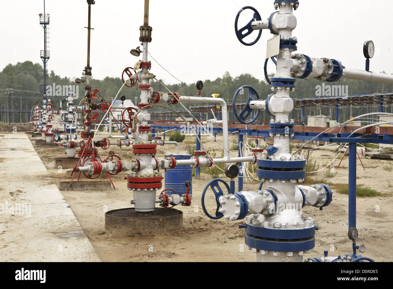 Modern oil well hi-res stock photography and images - Alamy
