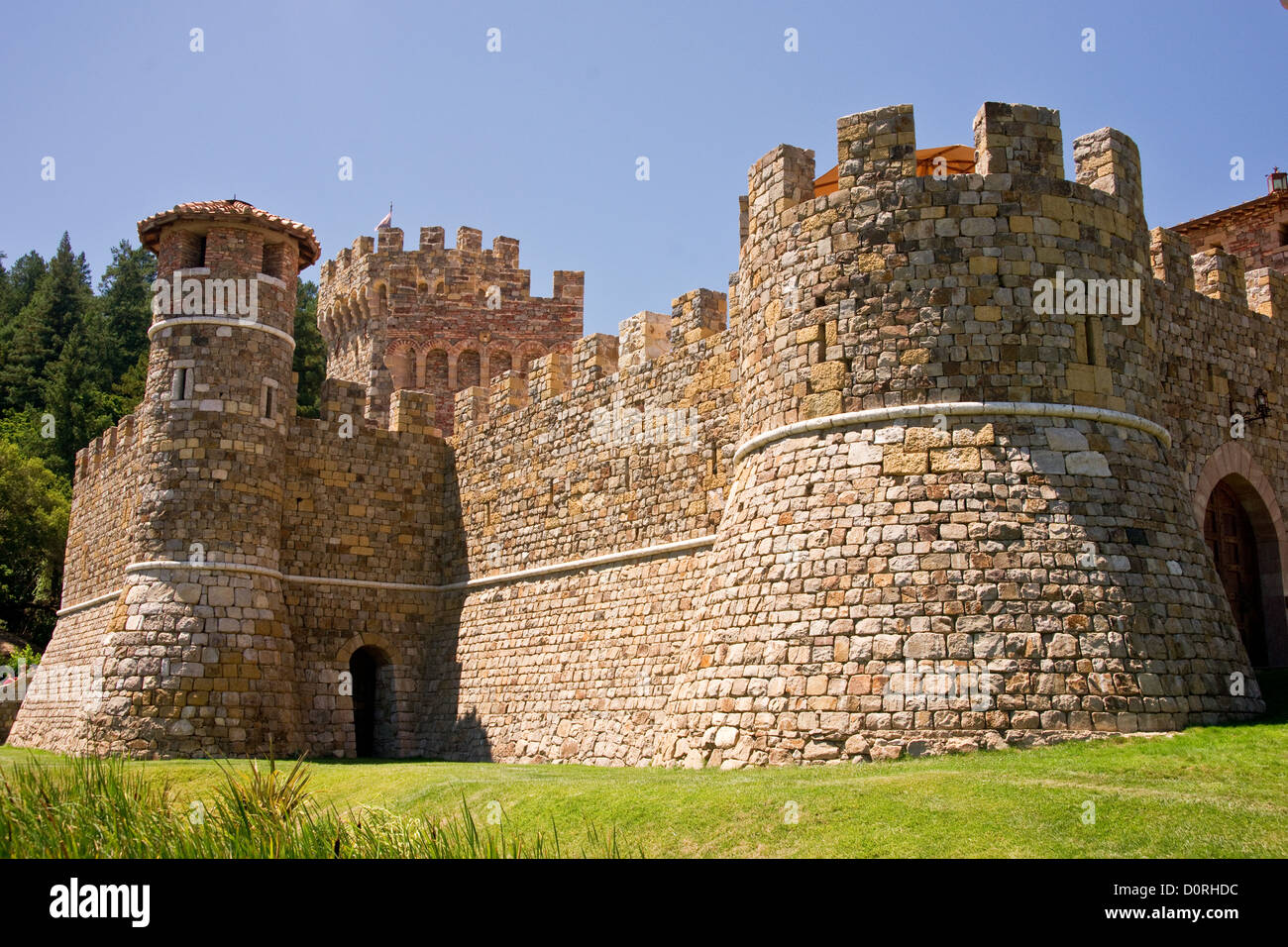 Castle buttress hi-res stock photography and images - Alamy