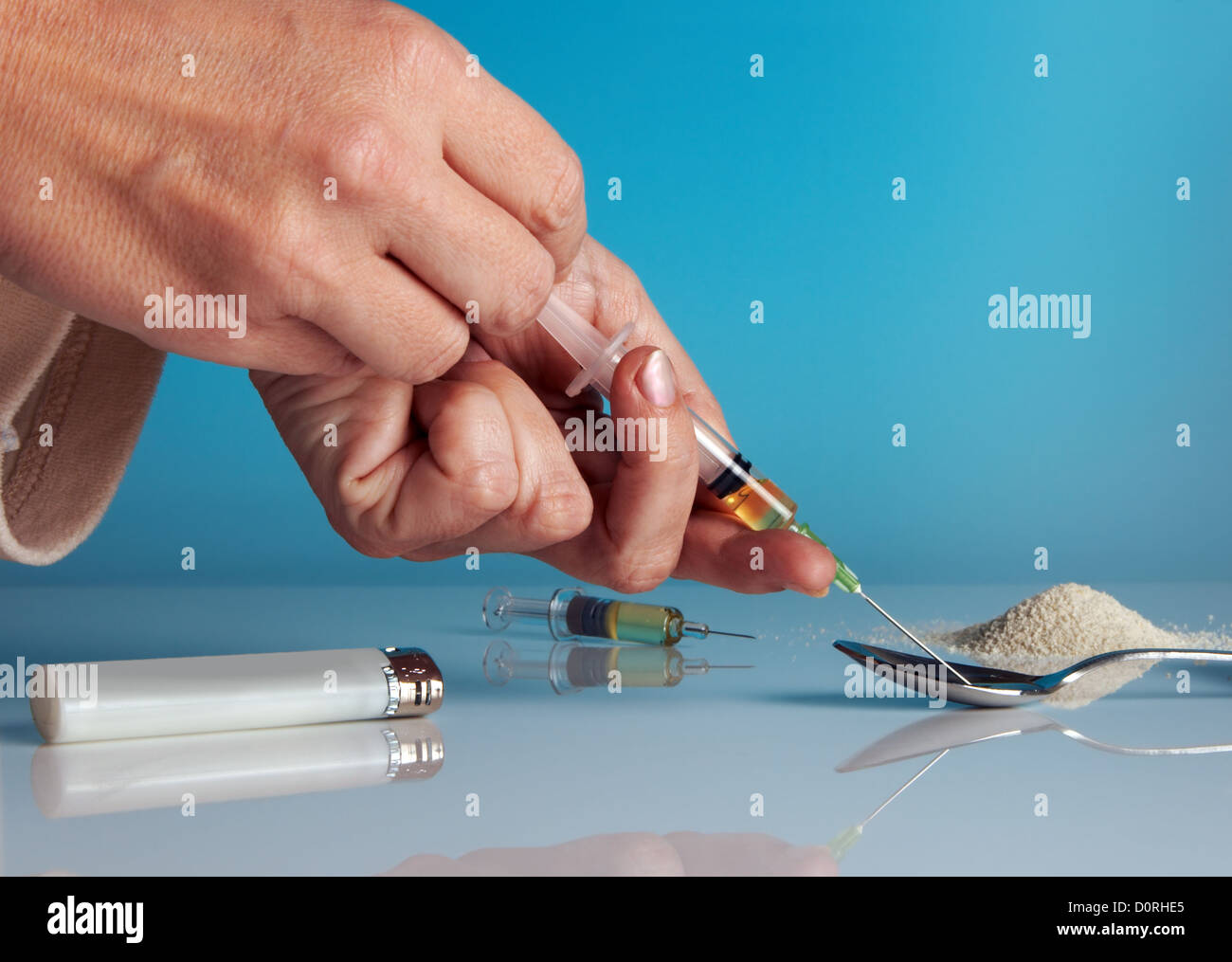 Hand of an addict filling his or her syringe Stock Photo - Alamy