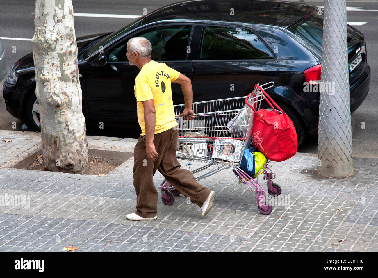 Man collecting scrap metal in supermarket trolley Stock Photo - Alamy