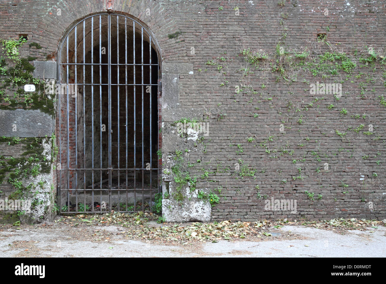 Lucca medieval gate hi-res stock photography and images - Alamy