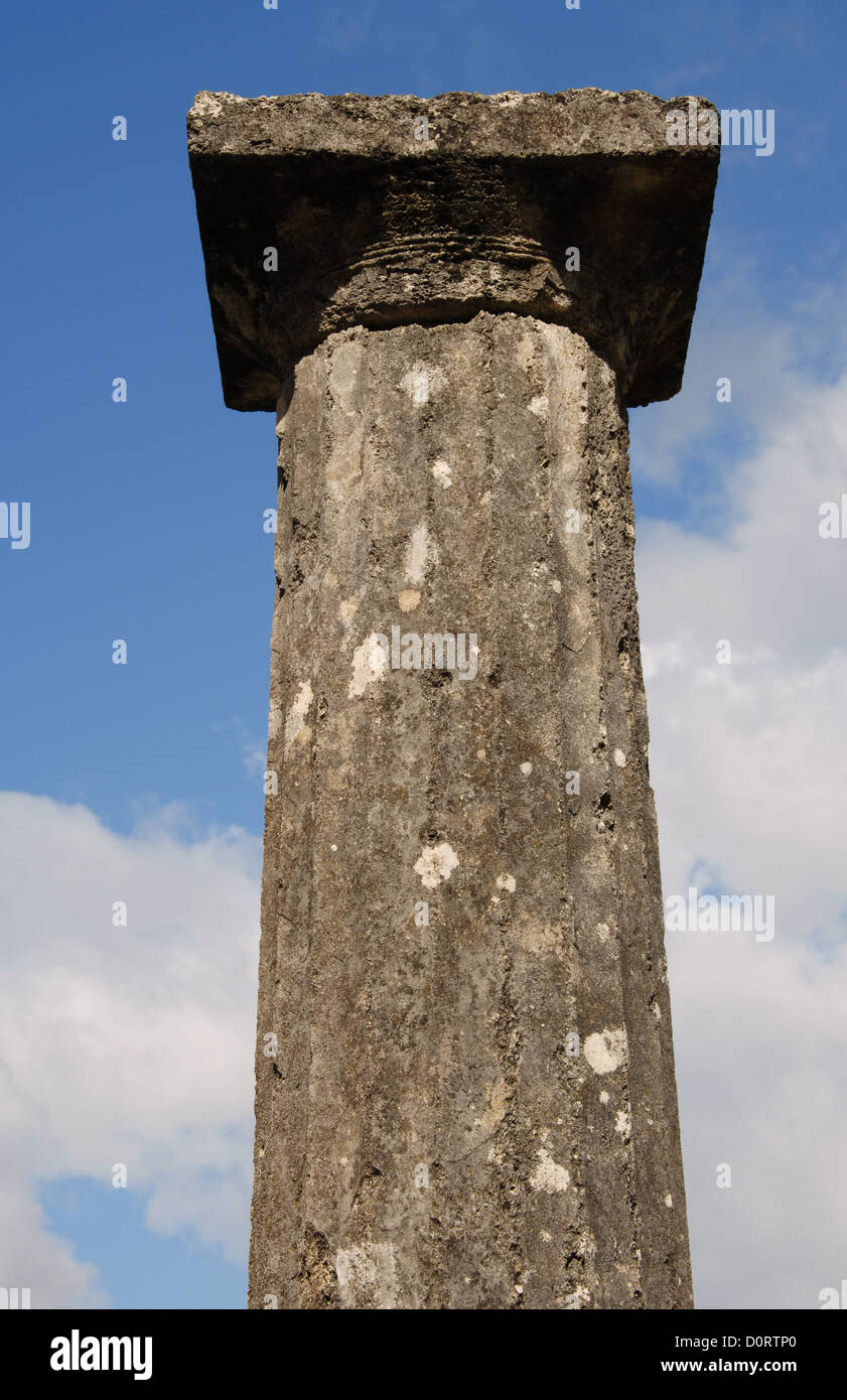 Fluted greek doric column hi-res stock photography and images - Alamy