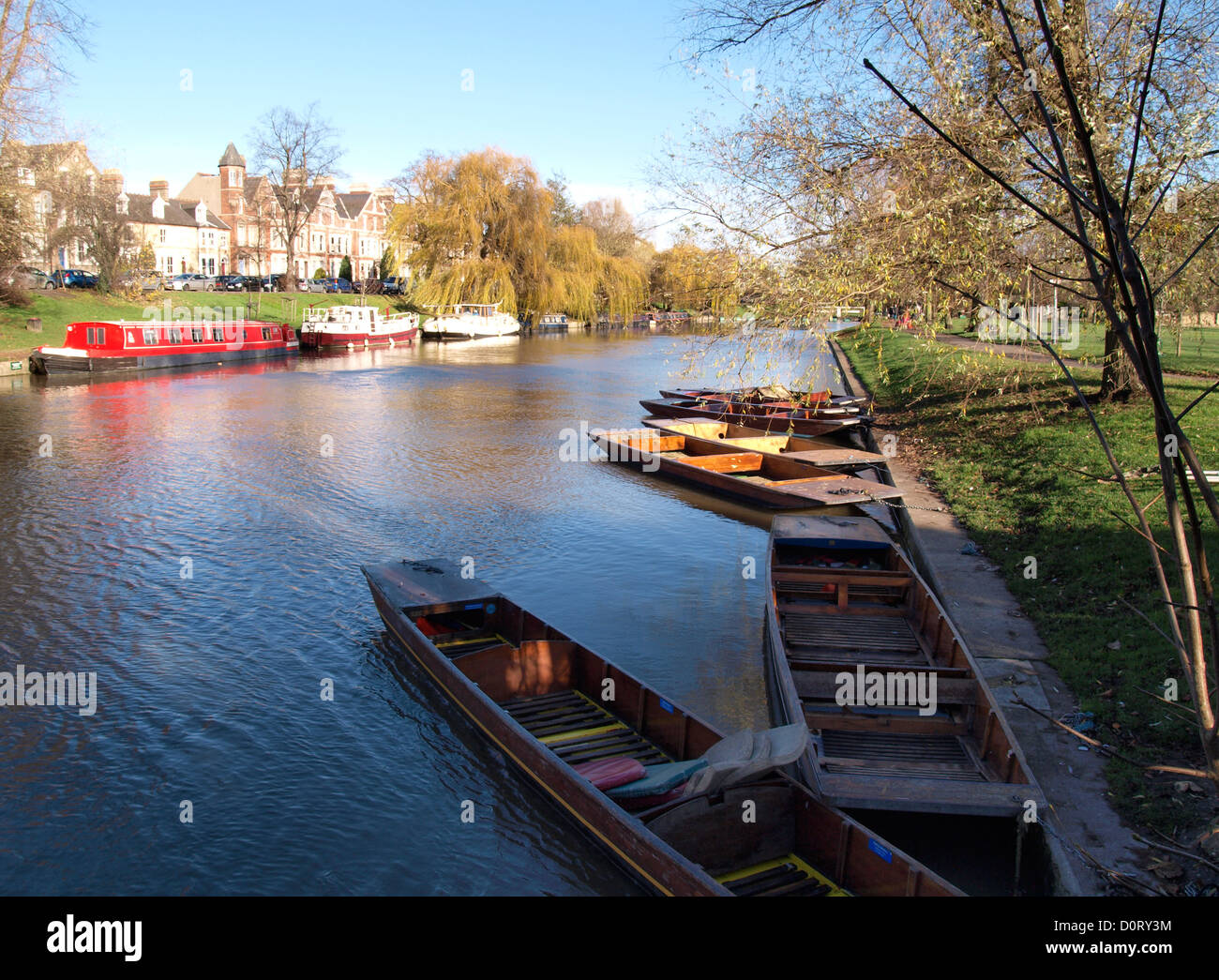 Cambridge river punts boats water hi-res stock photography and images ...