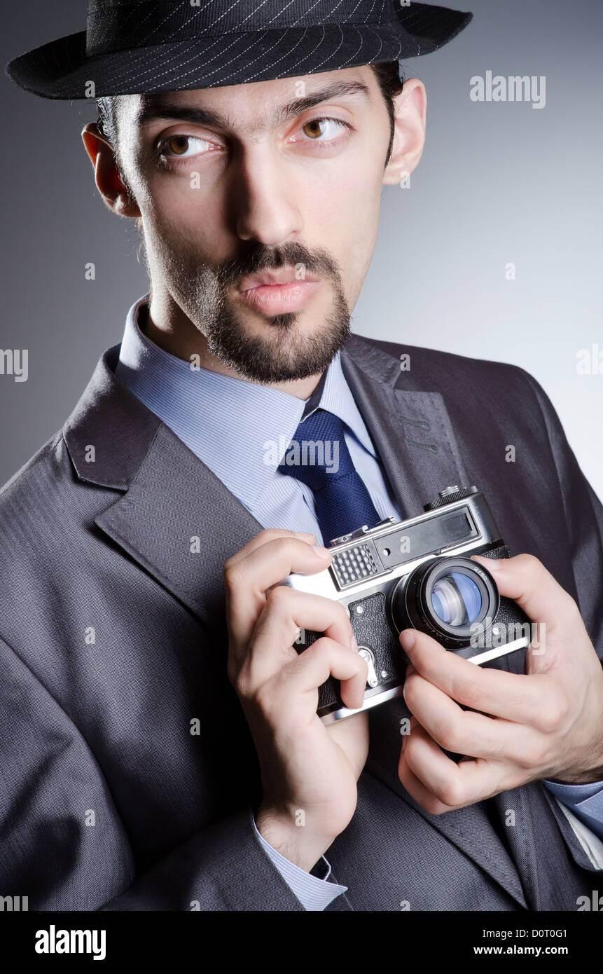Photographer man with vintage camera Stock Photo - Alamy