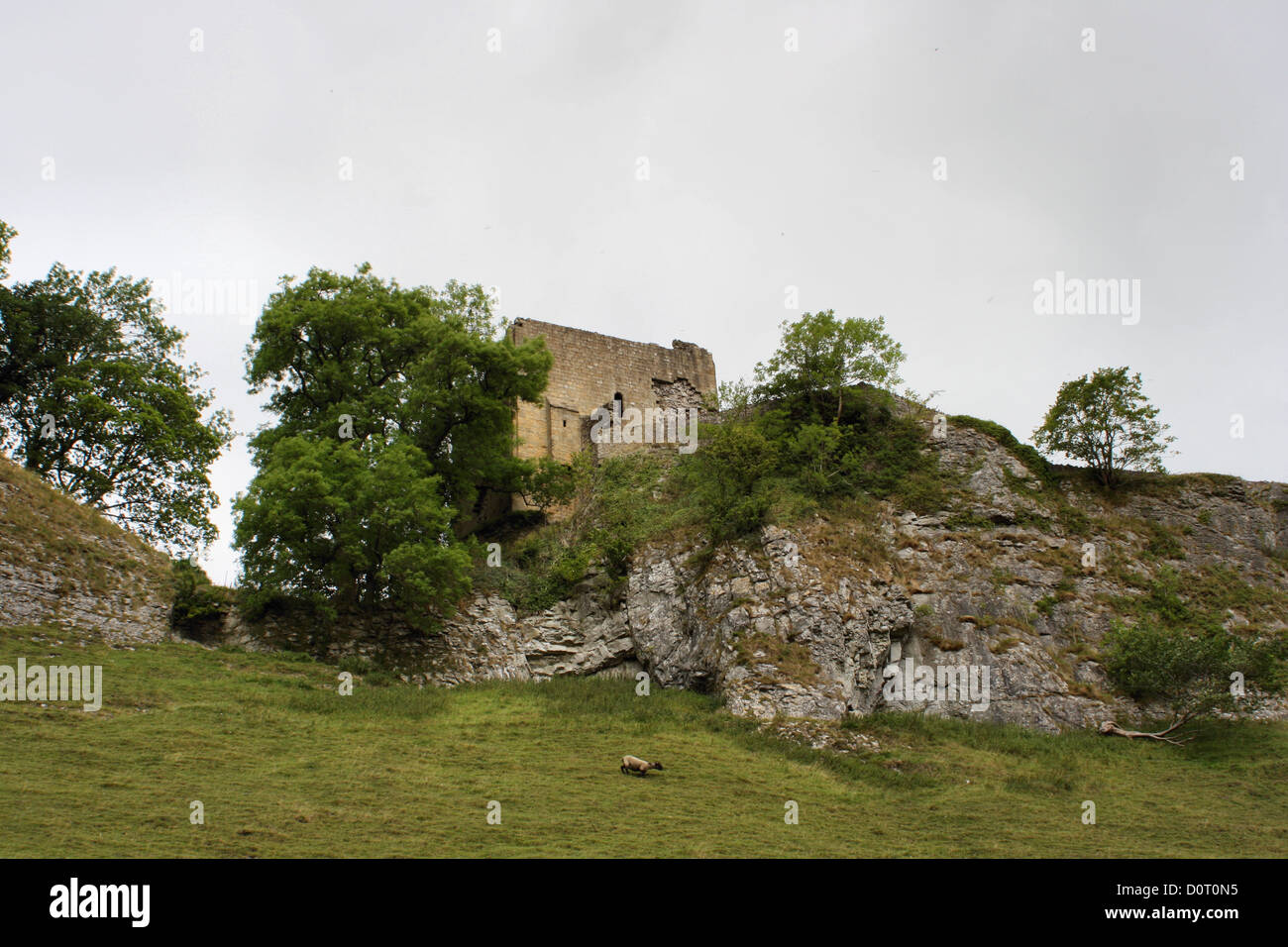 Peveril castle and cave dale gorge above peak cavern in Castleton Stock ...