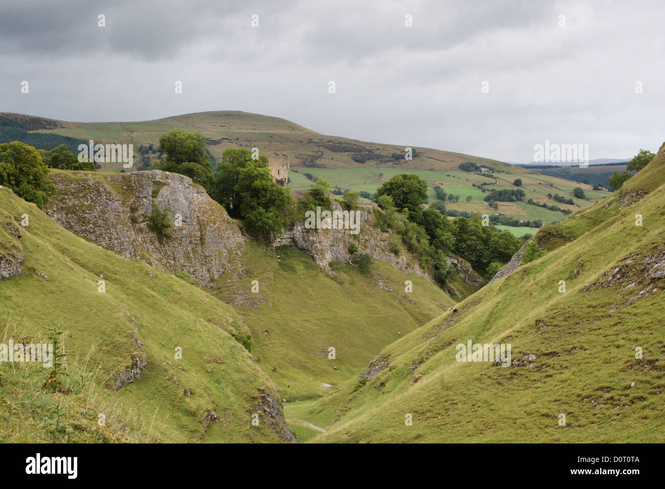 Peveril castle and cave dale gorge above peak cavern in Castleton Stock ...