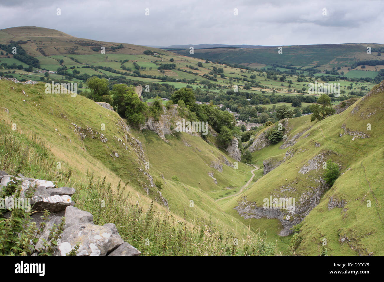 Peveril castle and cave dale gorge above peak cavern in Castleton Stock ...