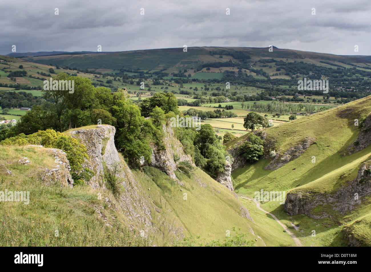 Peveril castle and cave dale gorge above peak cavern in Castleton Stock ...