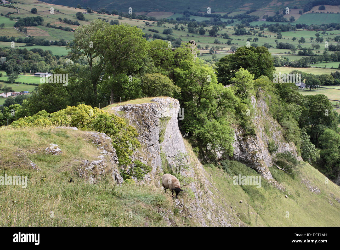 Peveril castle and cave dale gorge above peak cavern in Castleton Stock ...