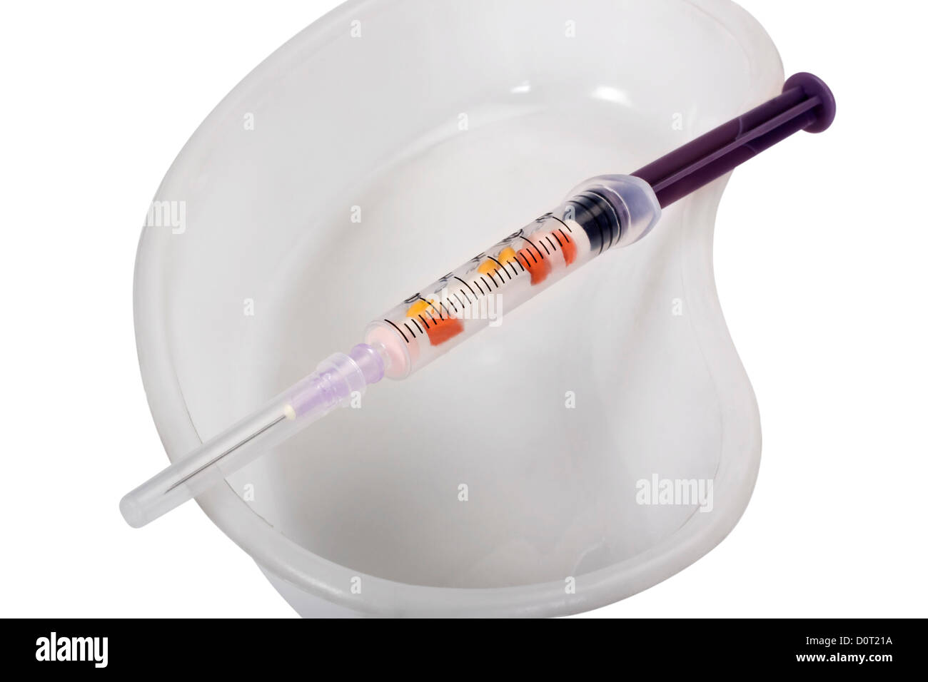 Medical injection on a kidney dish Stock Photo - Alamy