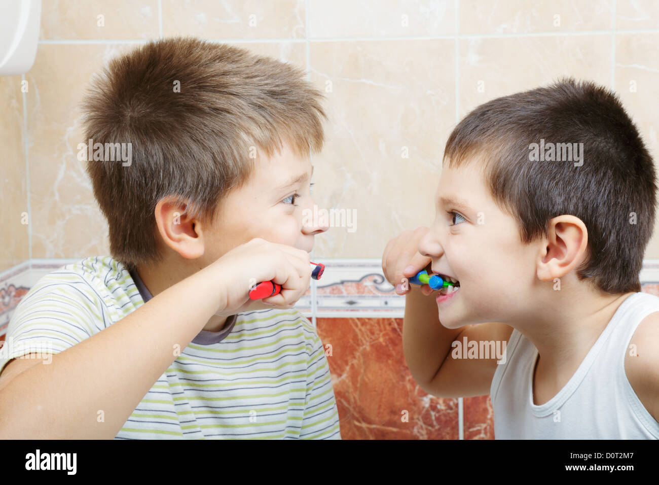 Kids brushing teeth Stock Photo - Alamy