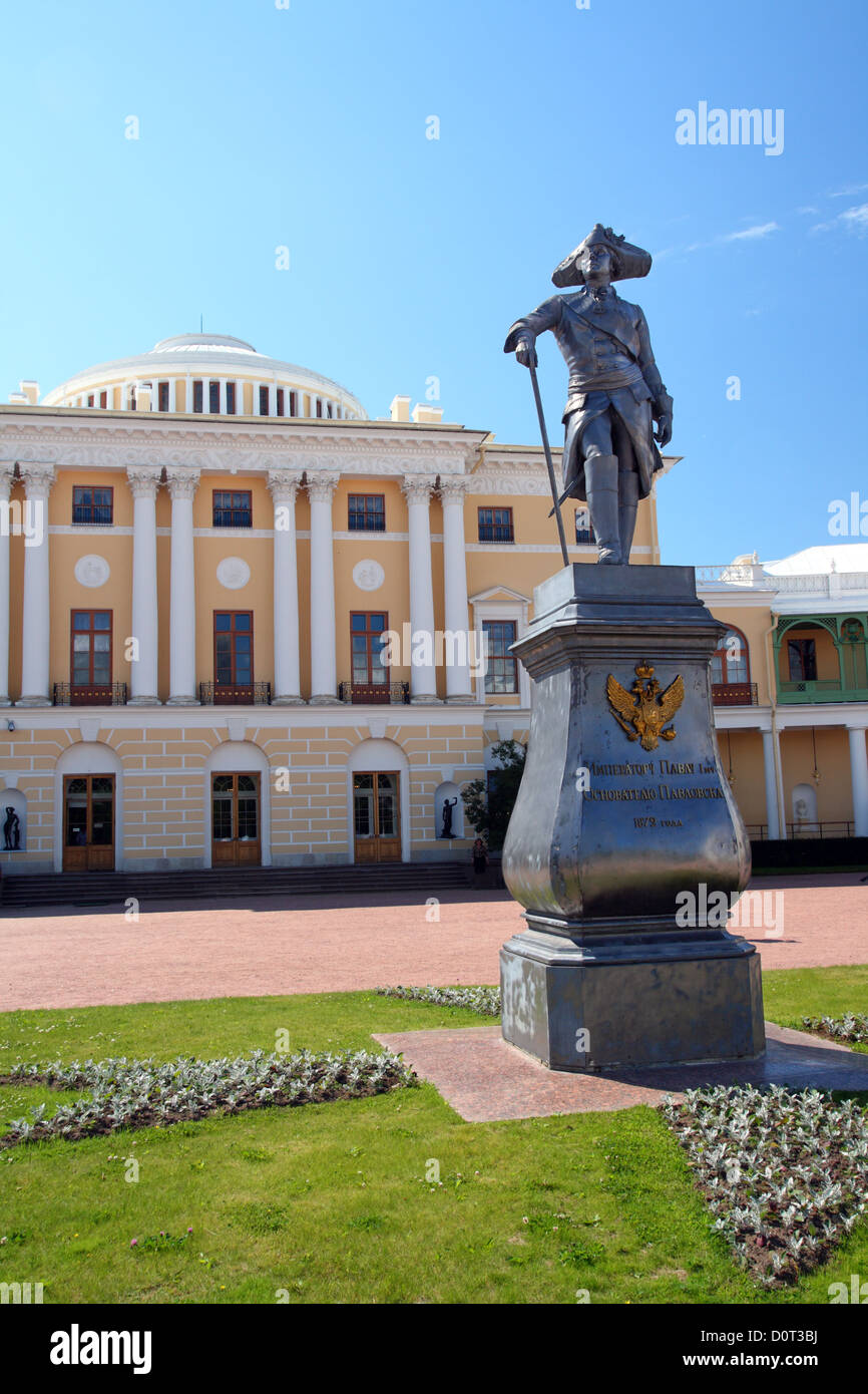 Pavel 1 statue and Grand palace in Pavlovsk Stock Photo - Alamy