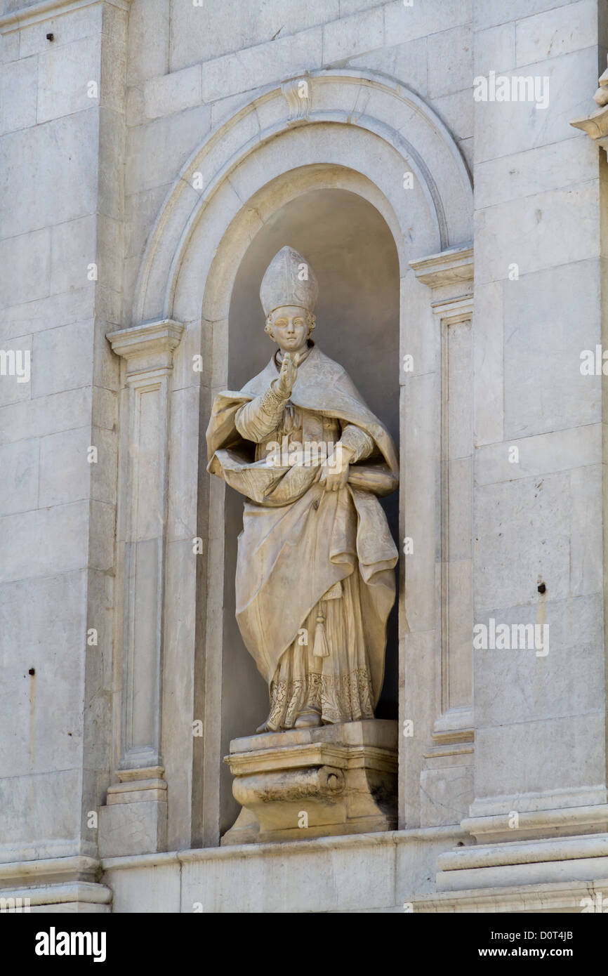 Medieval figure statue hi-res stock photography and images - Alamy