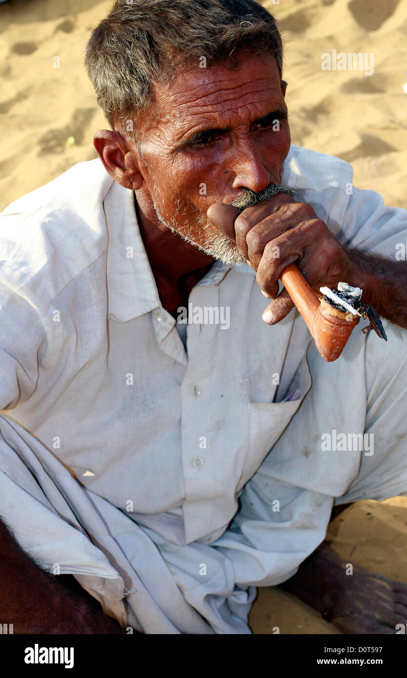 Indian man smoking chillum in Pushkar fair Stock Photo - Alamy