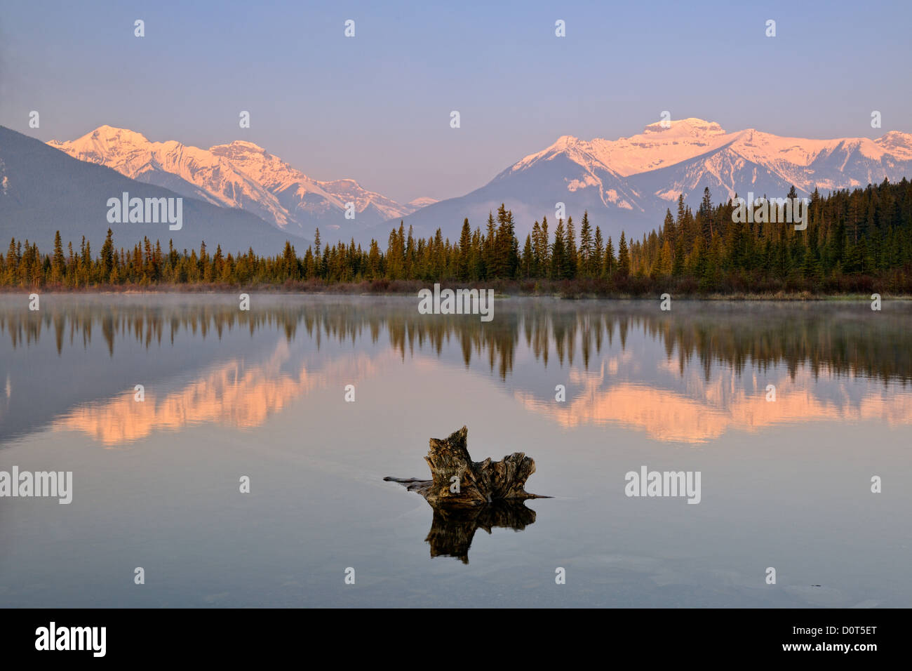 Vermilion lakes sundance range banff hi-res stock photography and ...