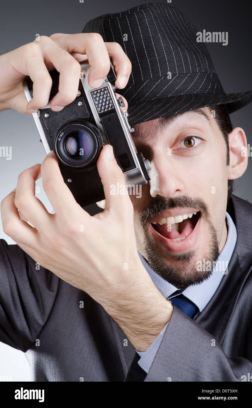 Photographer man with vintage camera Stock Photo - Alamy