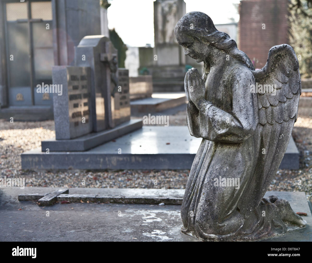 Cemetery statue hi-res stock photography and images - Alamy