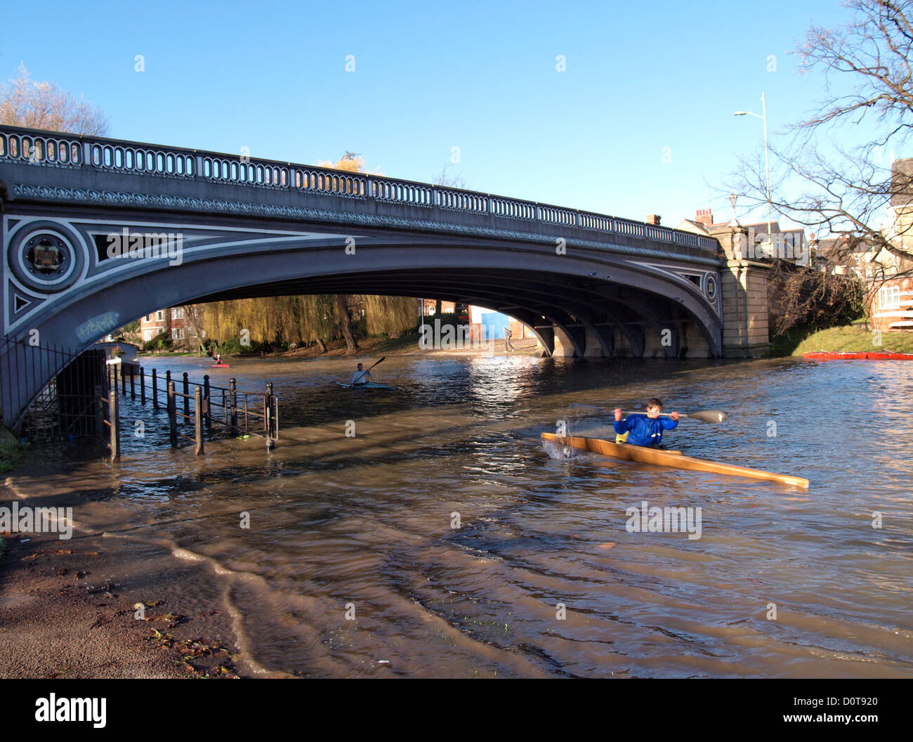 Canoeists paddling under Victoria Avenue bridge, Cambridge, UK Stock ...
