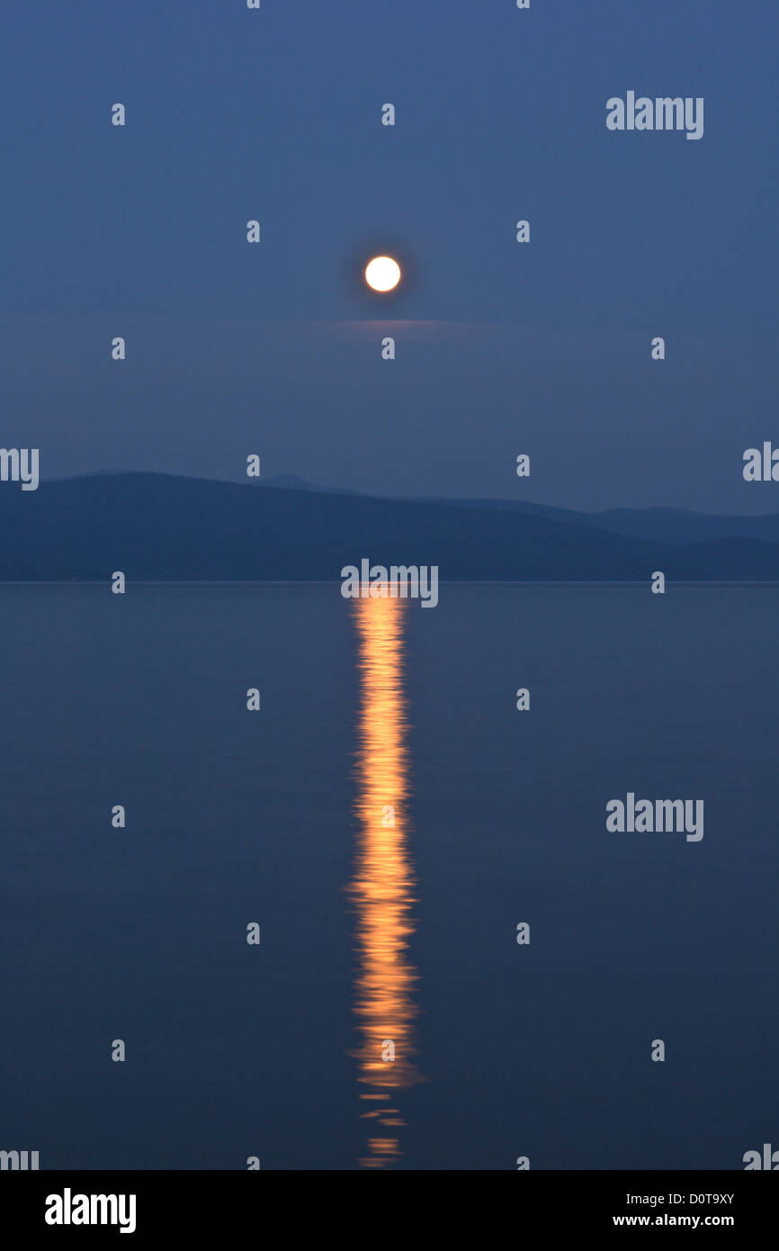 Moon and water hi-res stock photography and images - Alamy