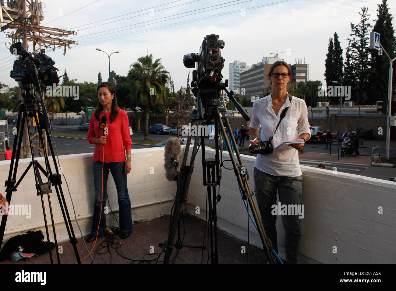 Asian tv reporter hi-res stock photography and images - Alamy
