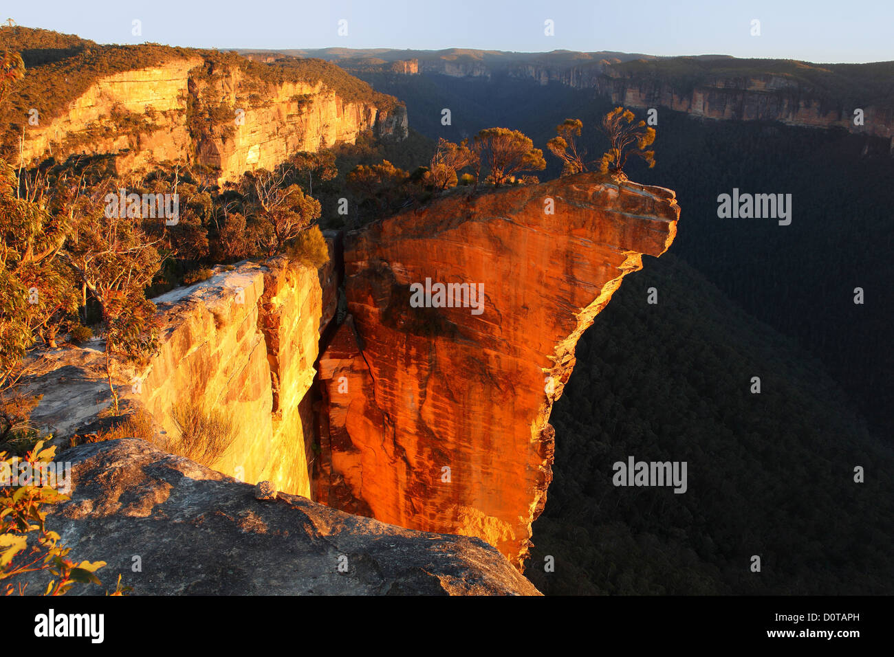 Hanging anneal rock, skirt, Blue Mountains, National park, sunrise ...