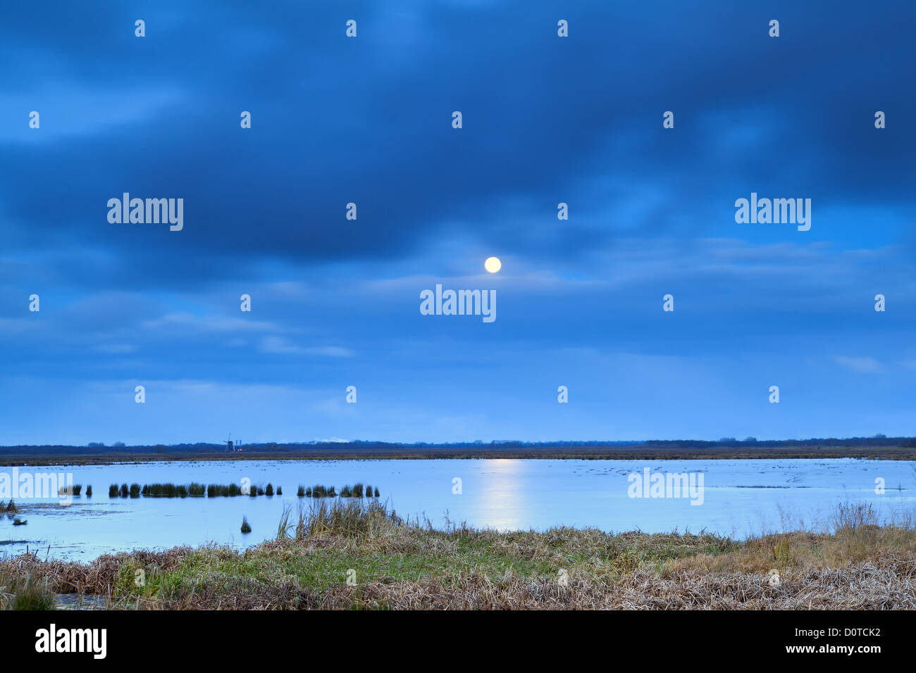 Full moon over water hi-res stock photography and images - Alamy