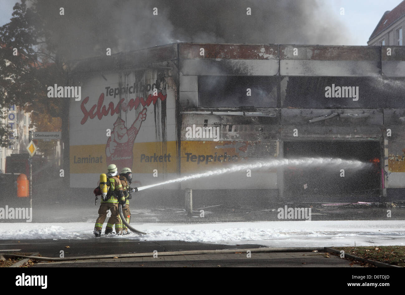 Berlin, Germany, Loesch work of a large fire Stock Photo - Alamy