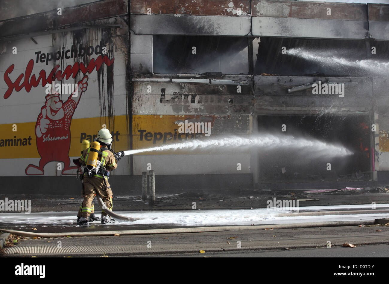 Berlin, Germany, Loesch work of a large fire Stock Photo - Alamy