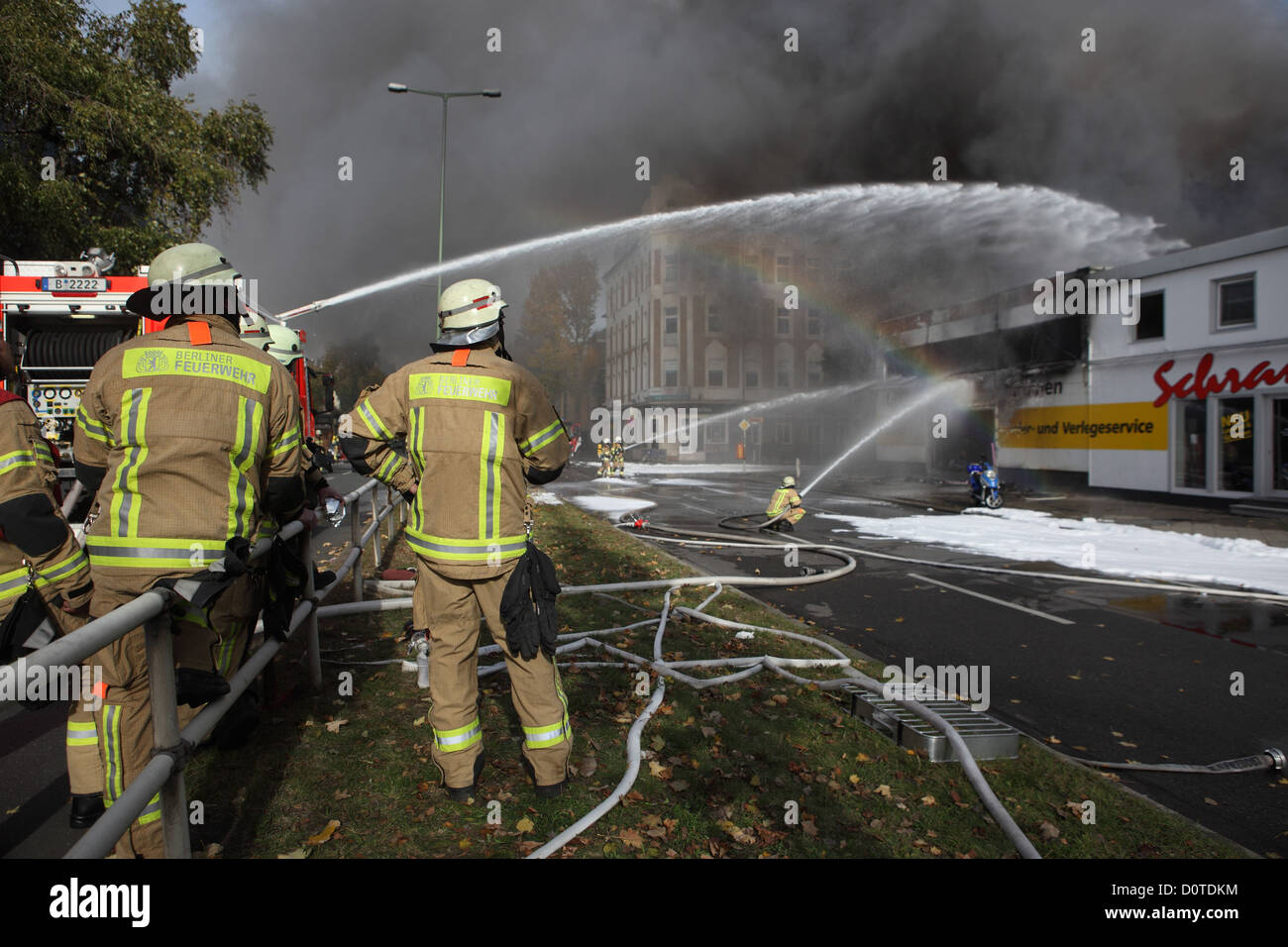 Berlin, Germany, Loesch work of a large fire Stock Photo - Alamy