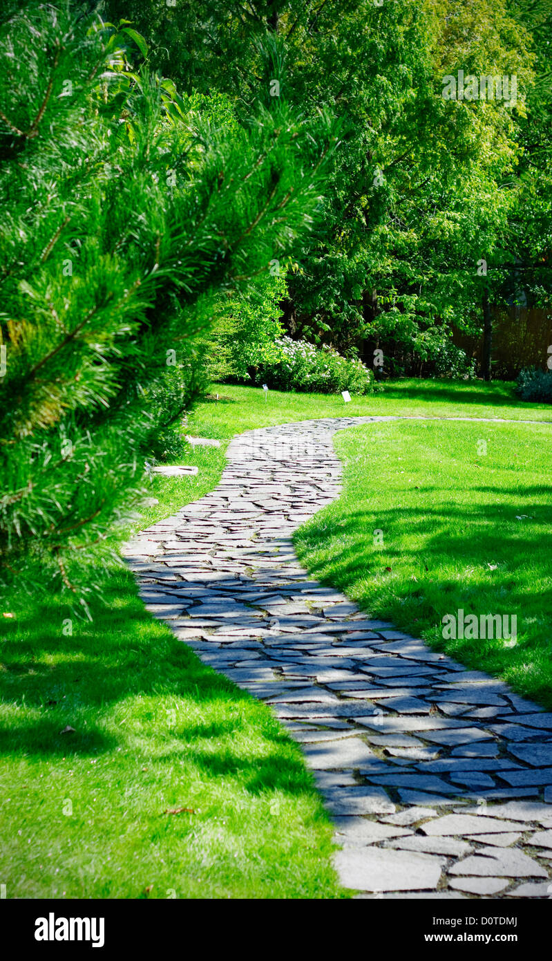 Paved path in garden hi-res stock photography and images - Alamy