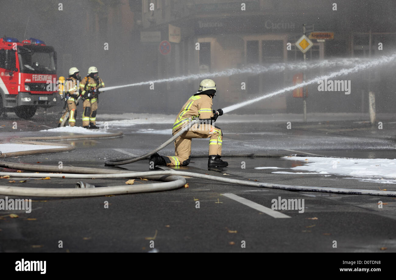 Berlin, Germany, Loesch work of a large fire Stock Photo - Alamy