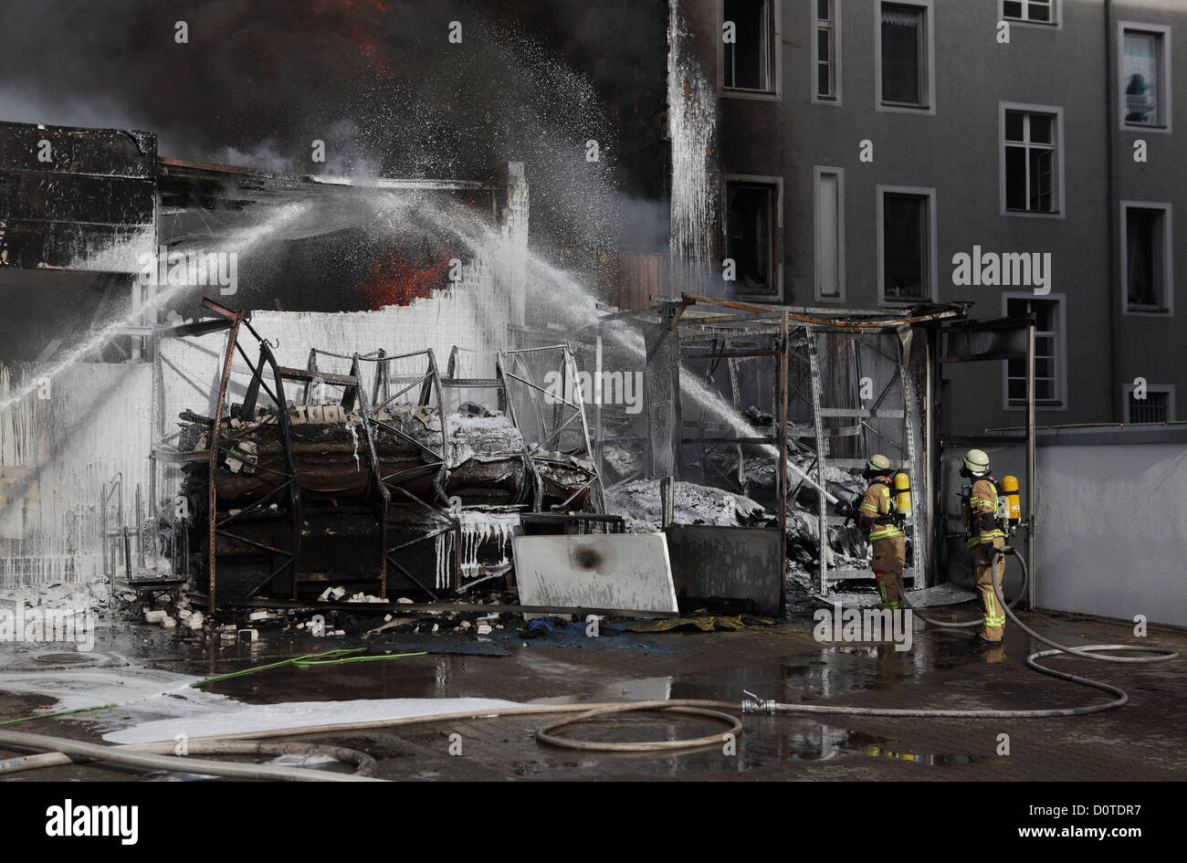 Berlin, Germany, Loesch work of a large fire Stock Photo - Alamy