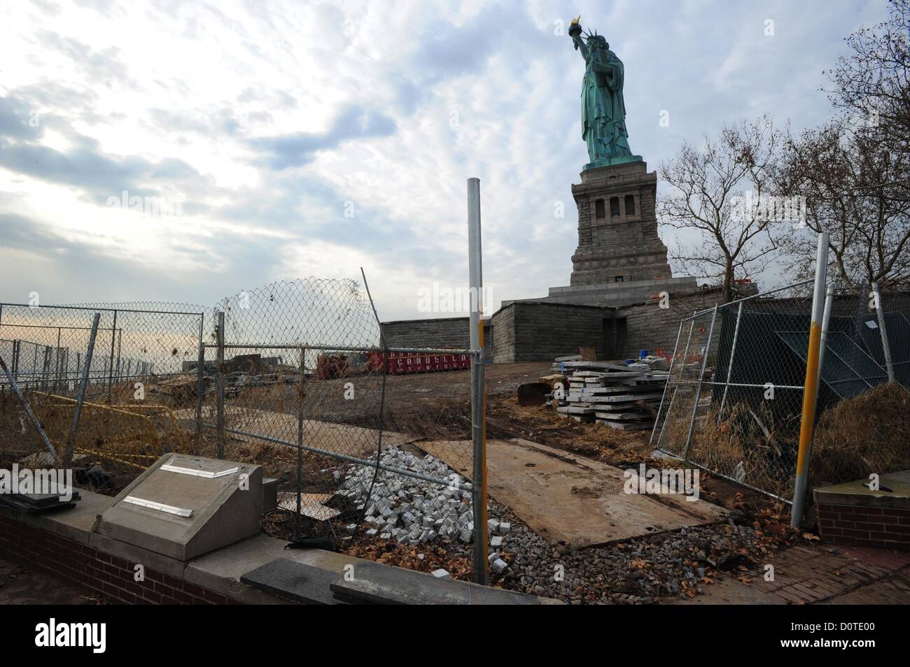 Statue of liberty damaged hi-res stock photography and images - Alamy