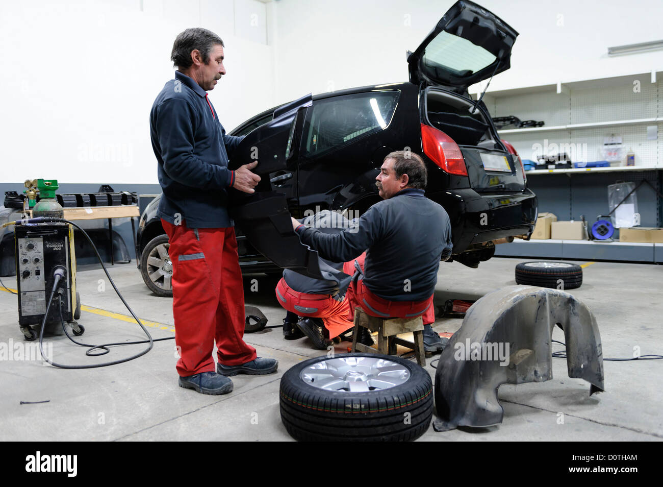 Mechanics hi-res stock photography and images - Alamy