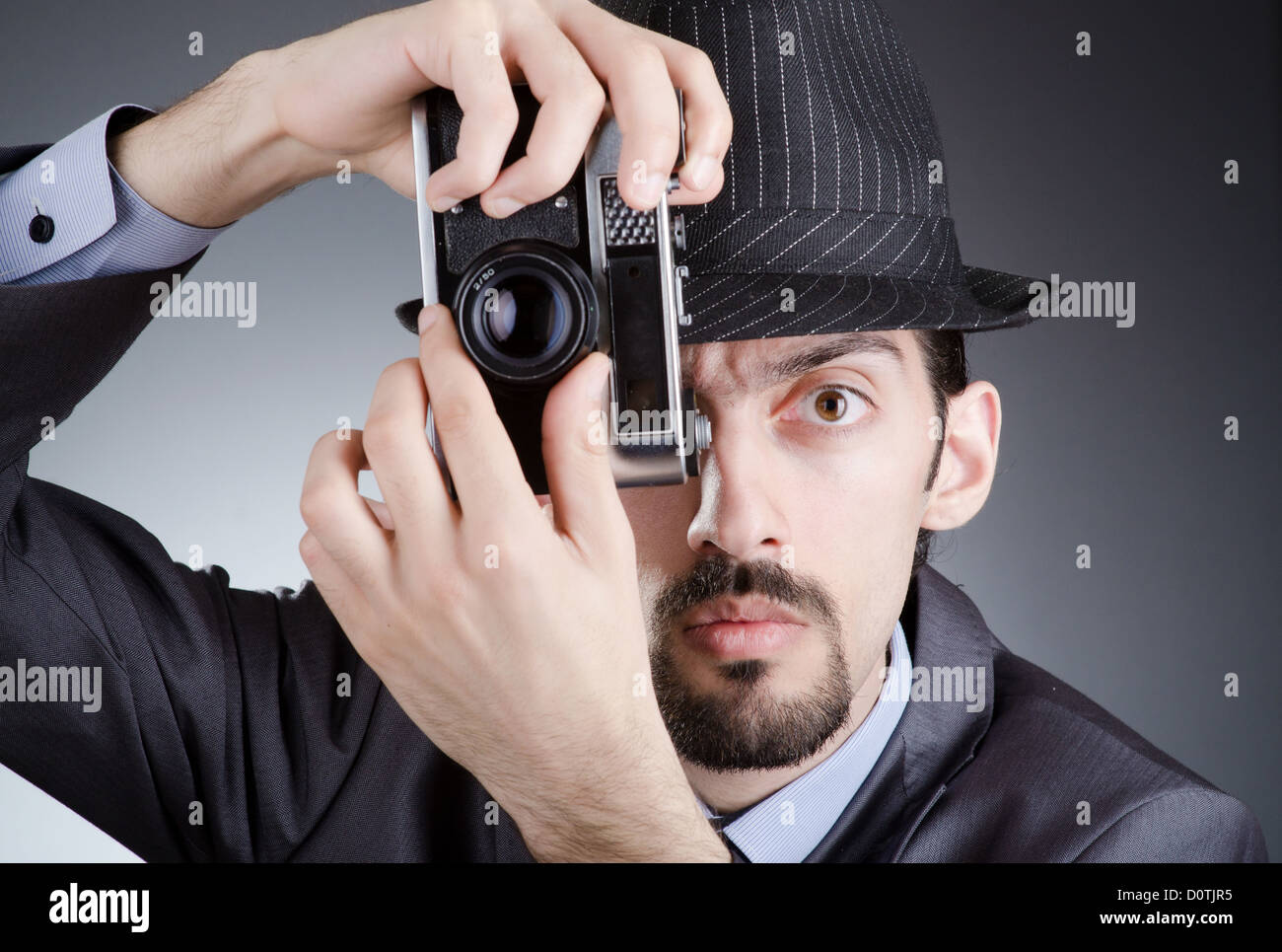 Photographer man with vintage camera Stock Photo - Alamy