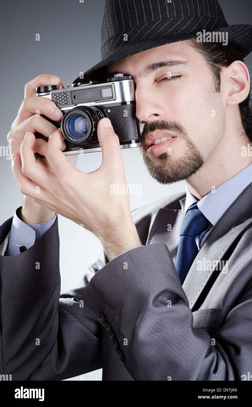 Photographer man with vintage camera Stock Photo - Alamy