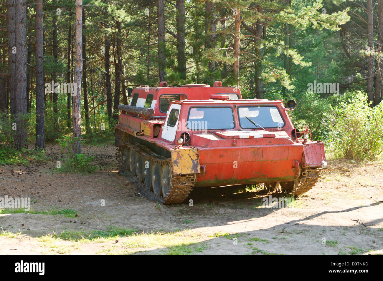 Red cross vehicle hi-res stock photography and images - Alamy